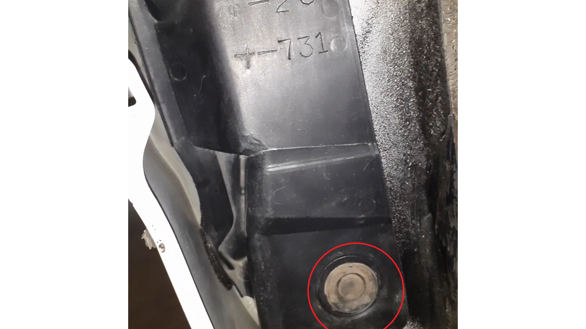 28. Защитные накладки панелей передних крыльев. — Toyota Corolla Spacio ...