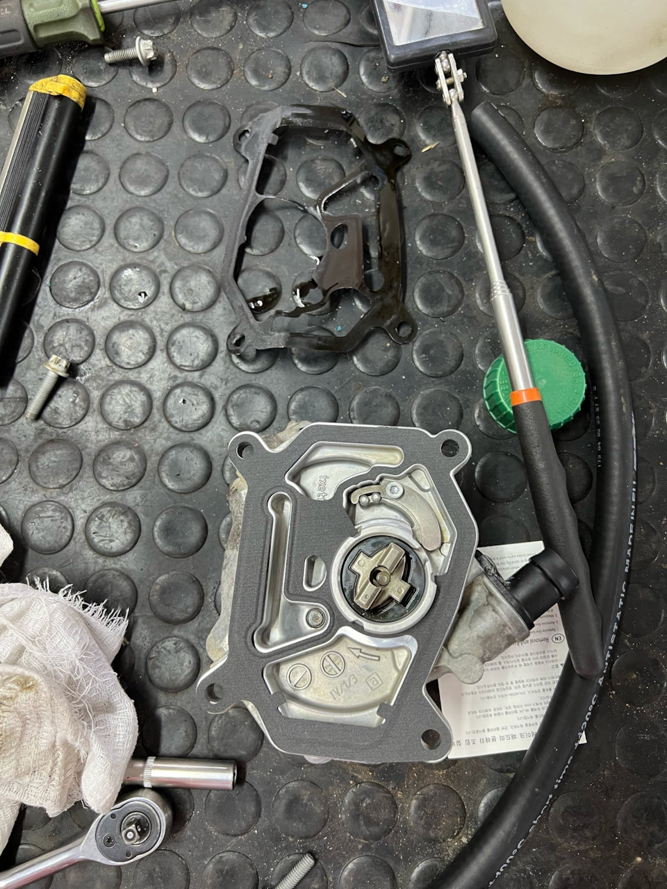 Замена прокладки вакуумного насоса M274 — Mercedes-Benz E-Class (W213 ...