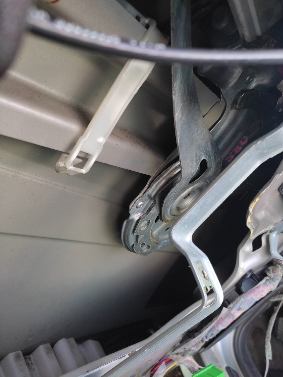 Замена водительского стеклоподъемника — Volvo S80 (1G), 2,5 л, 2005 ...