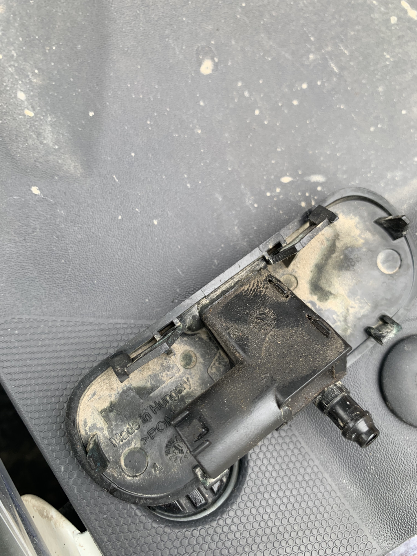 Замена штатных форсунок омывателя — Audi Q3 (1G), 2 л, 2013 года ...