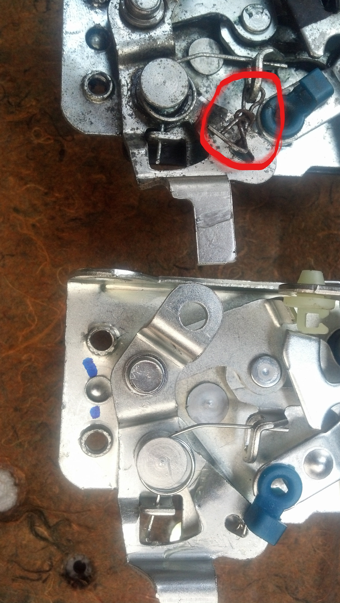 Замок передней правой двери — Daewoo Nexia, 1,5 л, 2007 года | своими ...