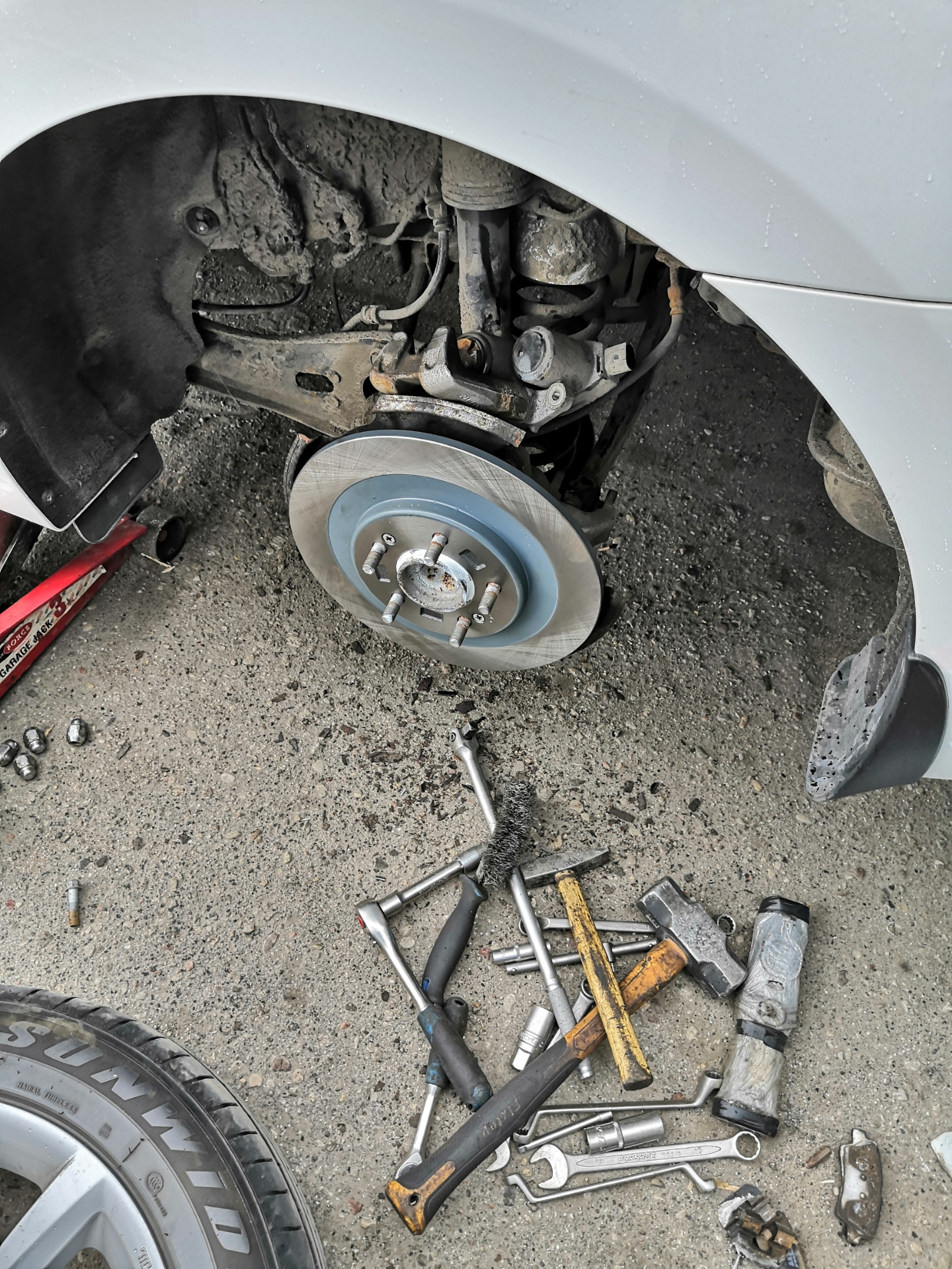Замена задних тормозных дисков и колодок. — Hyundai i40, 2 л, 2014 года ...