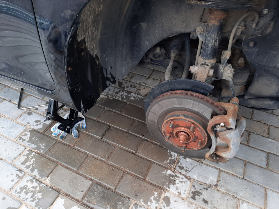 Установка брызговиков — Toyota Camry (XV50), 2,5 л, 2017 года ...