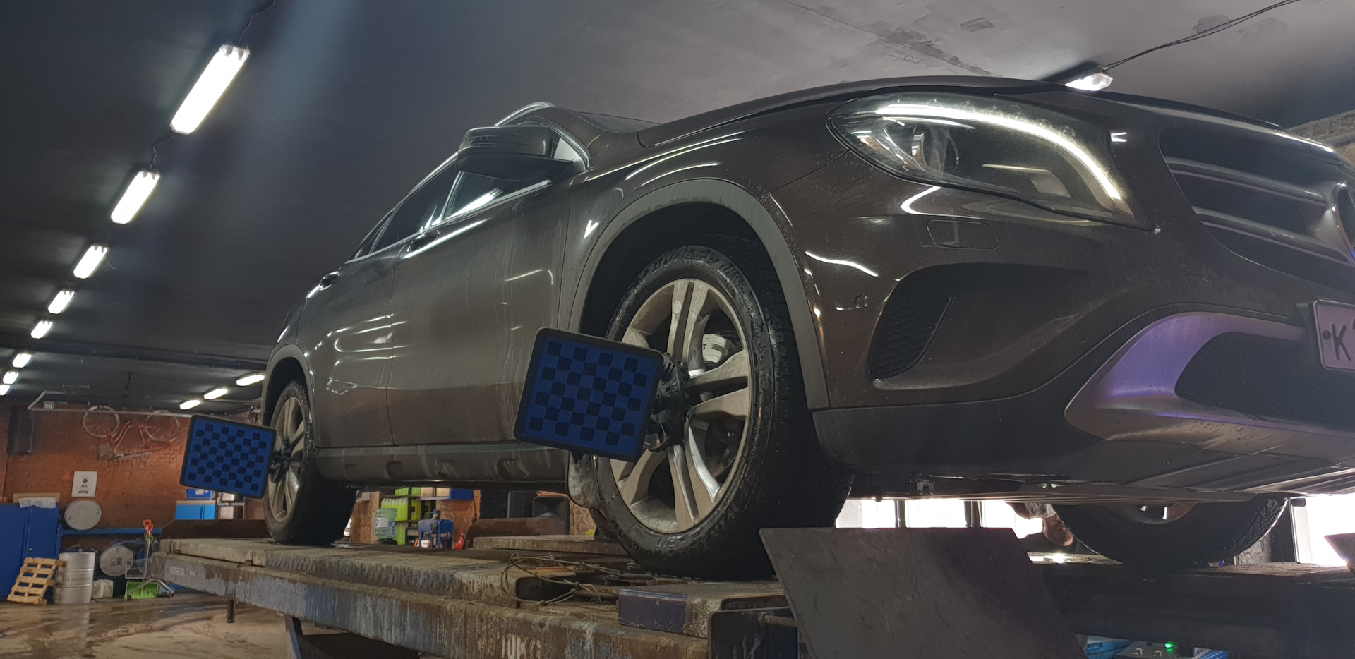 Замена передних амортизаторов, дисков и колодок. — Mercedes-Benz GLA ...