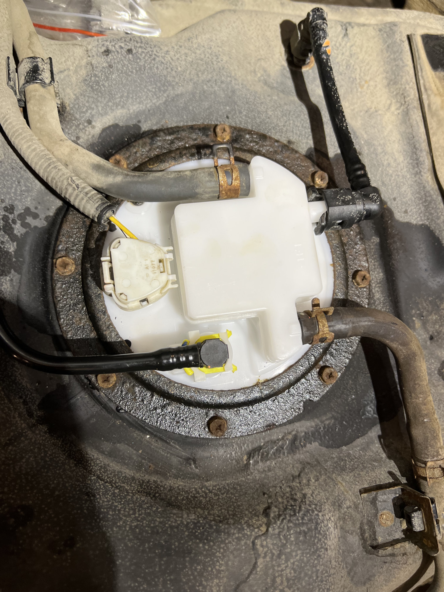 Замена топливного насоса и фильтра — Toyota RAV4 (III), 2,4 л, 2012 ...