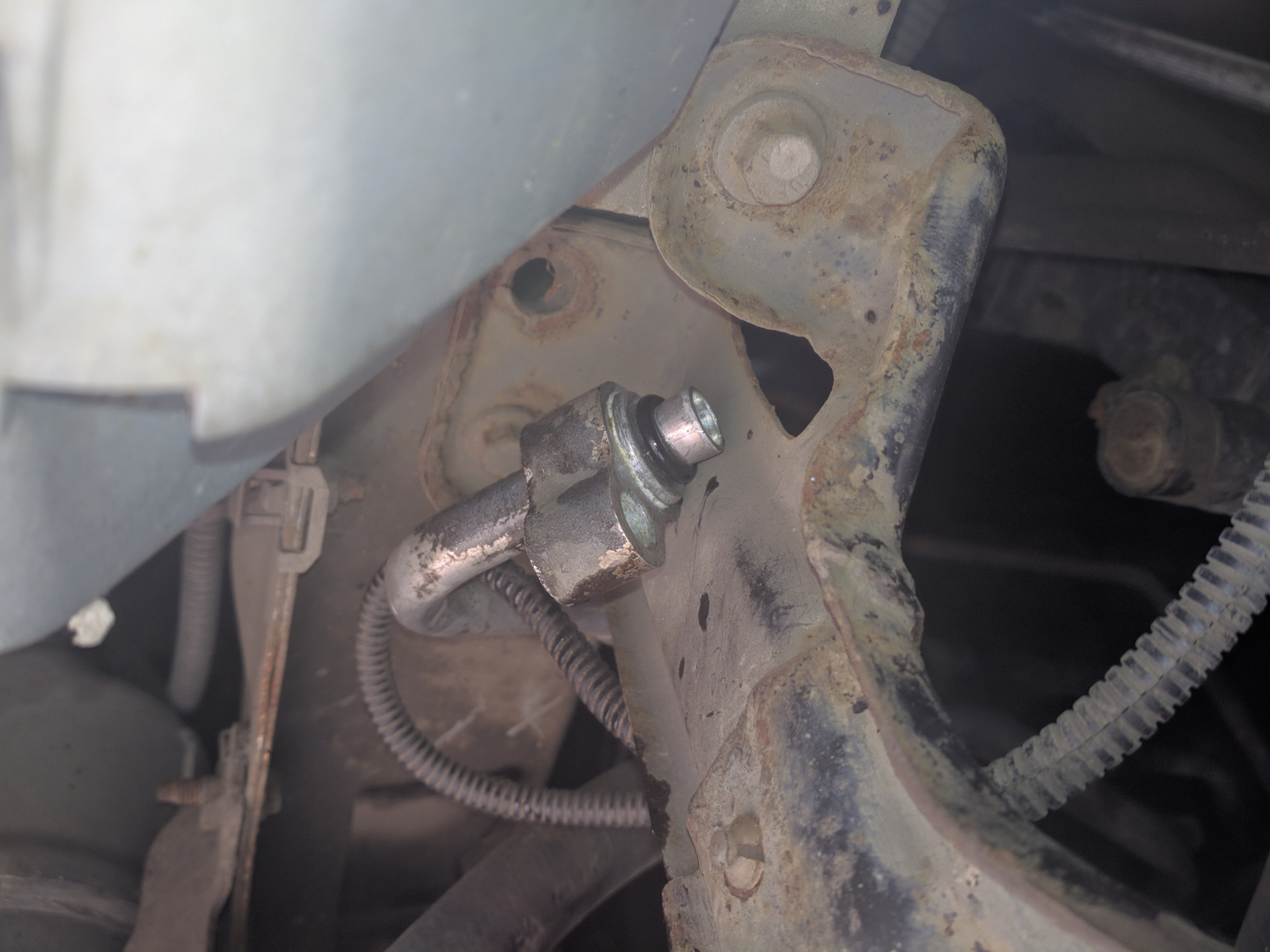 Замена уплотнений трубок кондиционера — Ford Focus I Sedan, 1,6 л, 2004 ...