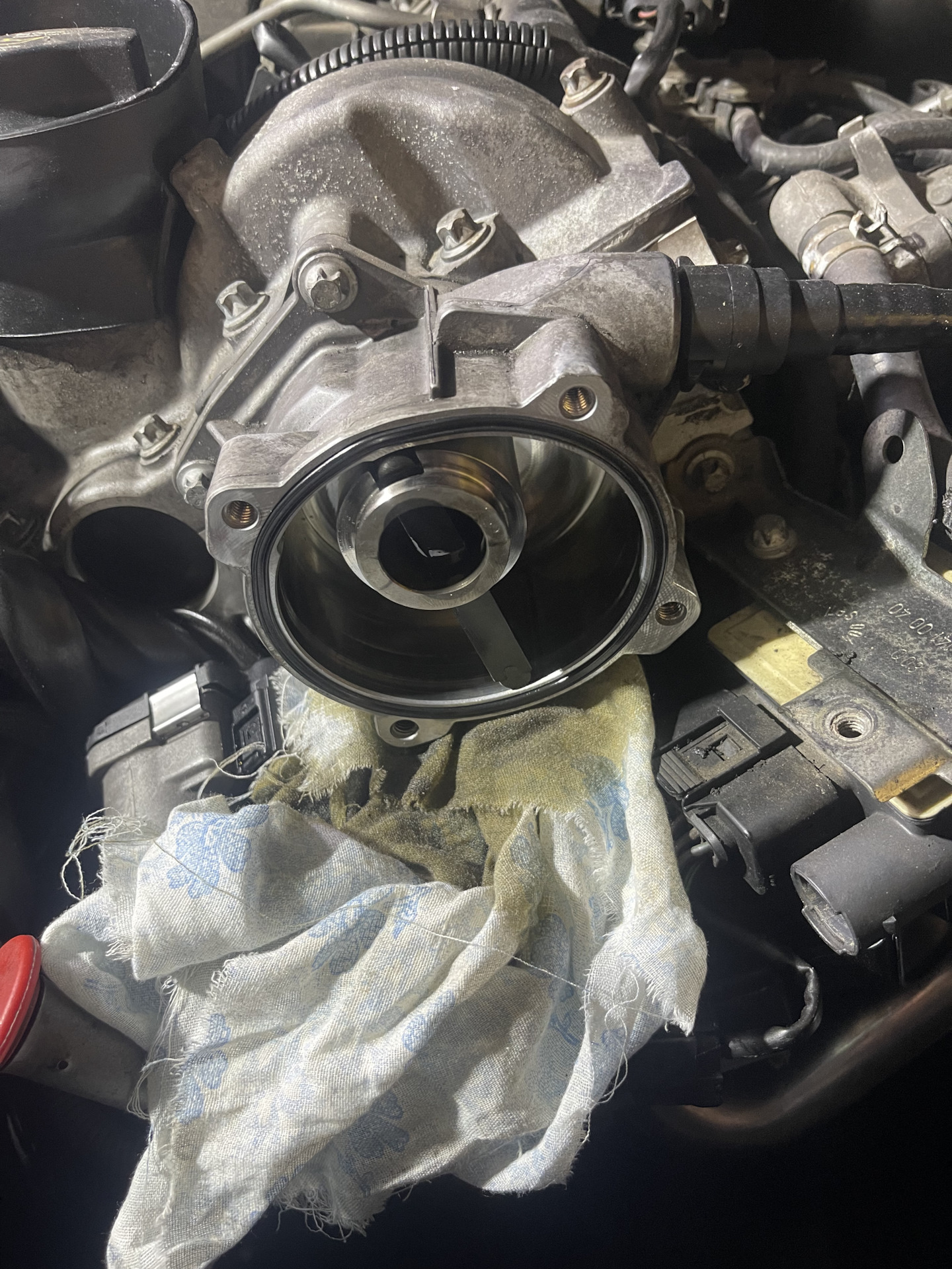 Замена прокладки вакуумного насоса — Mercedes-Benz M-Class (W164), 3 л ...