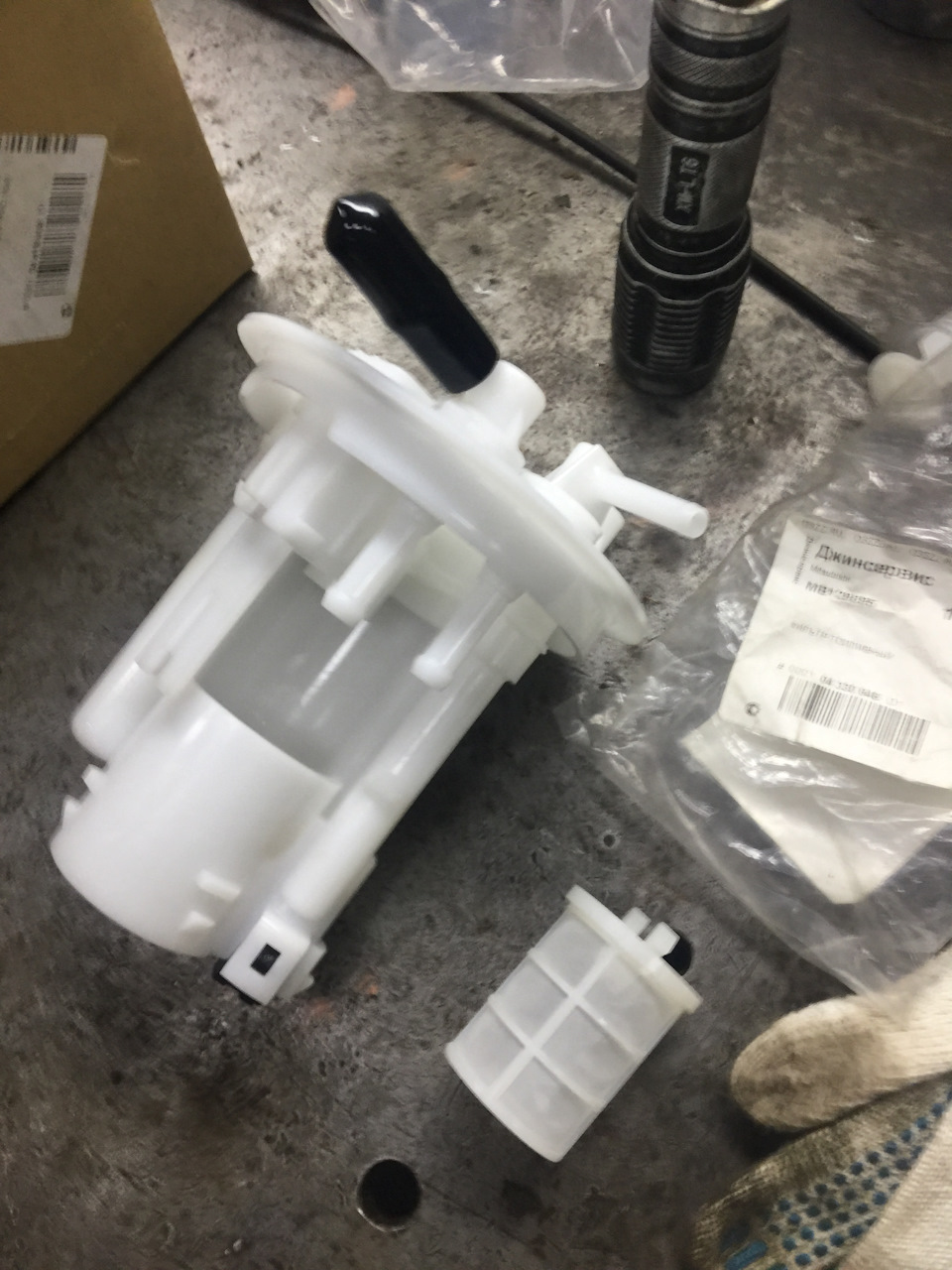 Замена топливного фильтра в баке. — Mitsubishi Lancer Evolution VIII, 2 ...