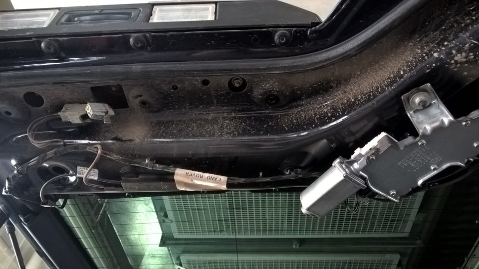 Клавиша открывания багажника. — Land Rover Discovery III, 2,7 л, 2007 ...