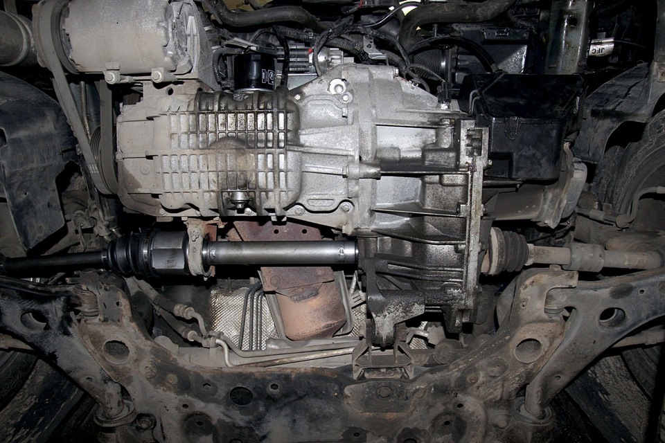 Текущий сальник привода справа. — Ford Focus Hatchback II, 1,4 л, 2011 ...