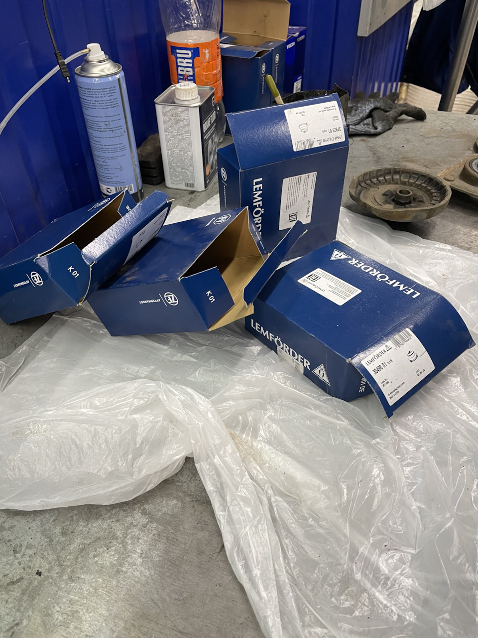 Замена опор амортизаторов — Volvo XC90 (1G), 2,4 л, 2008 года ...