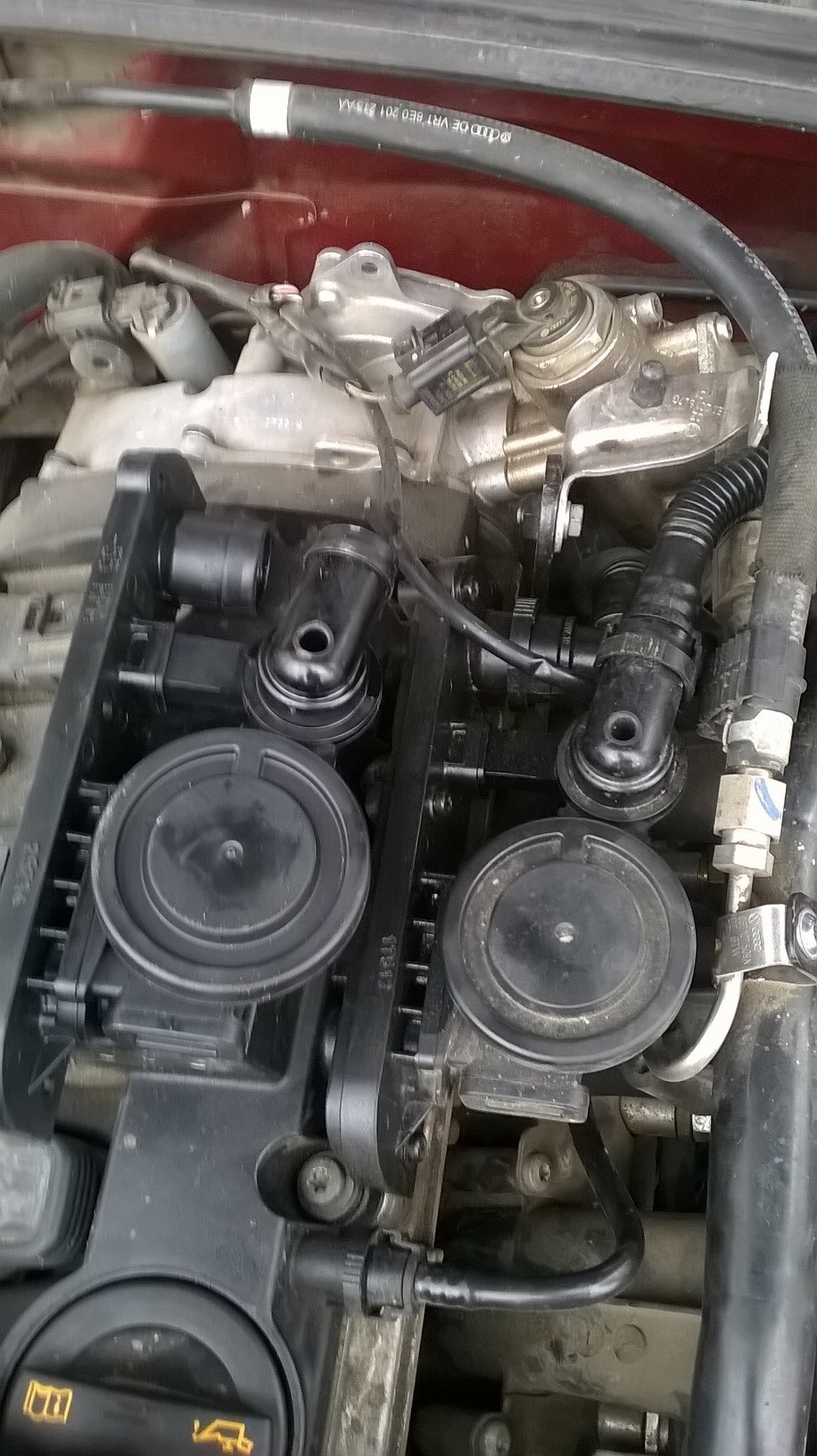 Замена клапана вентиляции картерных газов (PCV) 06F 129 101 R — Audi A4 ...