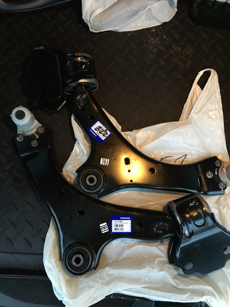 Замена рычагов подвески — Volvo XC70 III, 2,4 л, 2014 года | запчасти ...