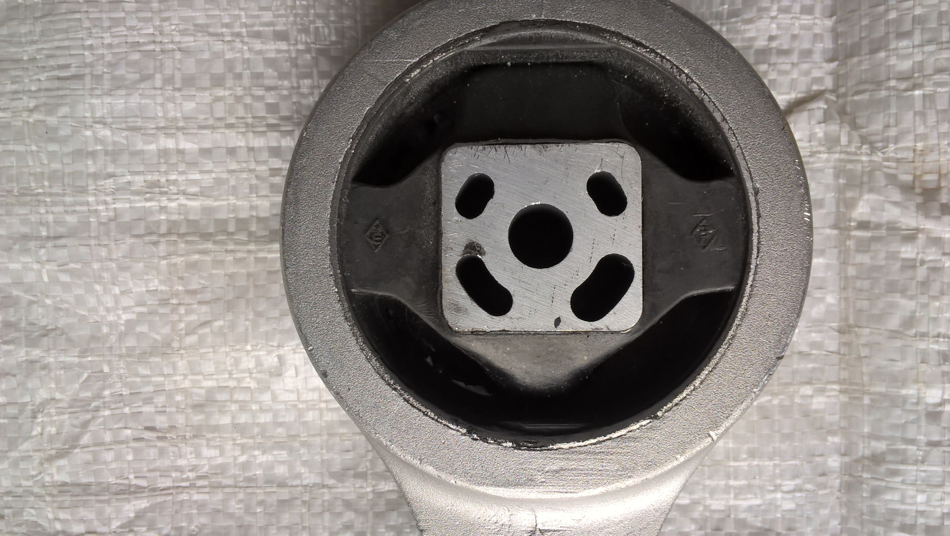 замена нижней опоры двигателя — Volkswagen Polo Sedan, 1,6 л., 2012 ...