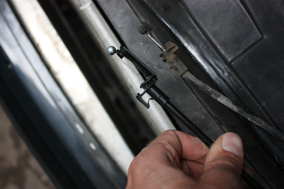 Трос капота и ручка — замена — Audi A4 (B6), 1,8 л, 2003 года | своими ...