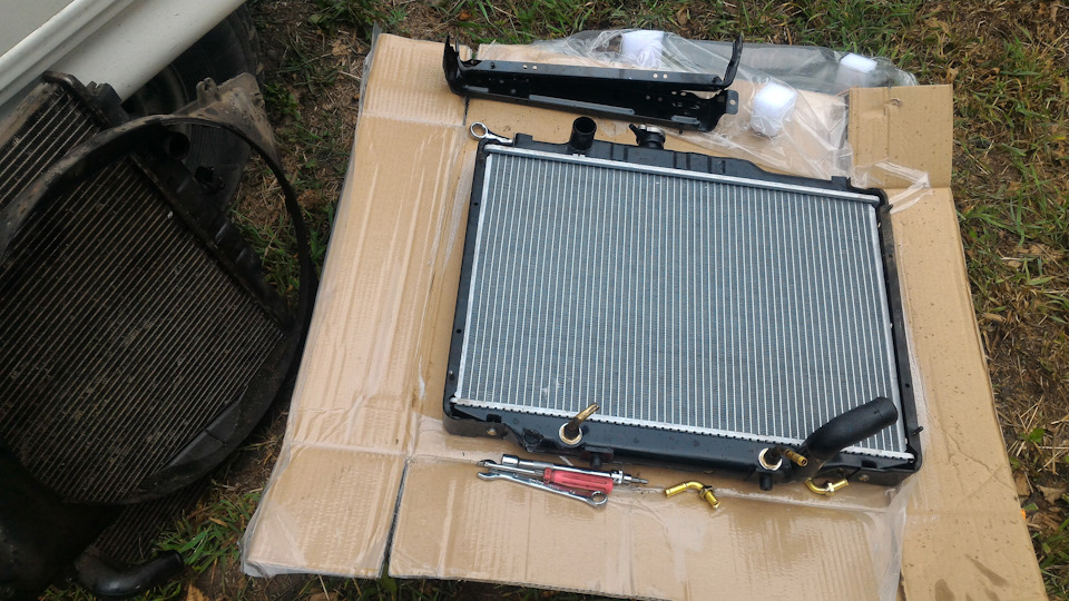 Замена радиатора — Mitsubishi Delica (P35W), 2,5 л, 1996 года | своими ...