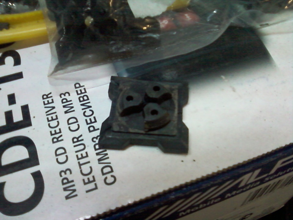 установка порогов — Toyota Vitz (10), 2001 года | аксессуары | DRIVE2