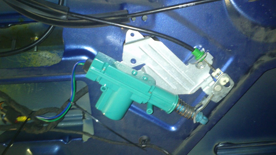 Замена центрального замка на багажник. — Ford Fusion, 1,4 л, 2008 года ...