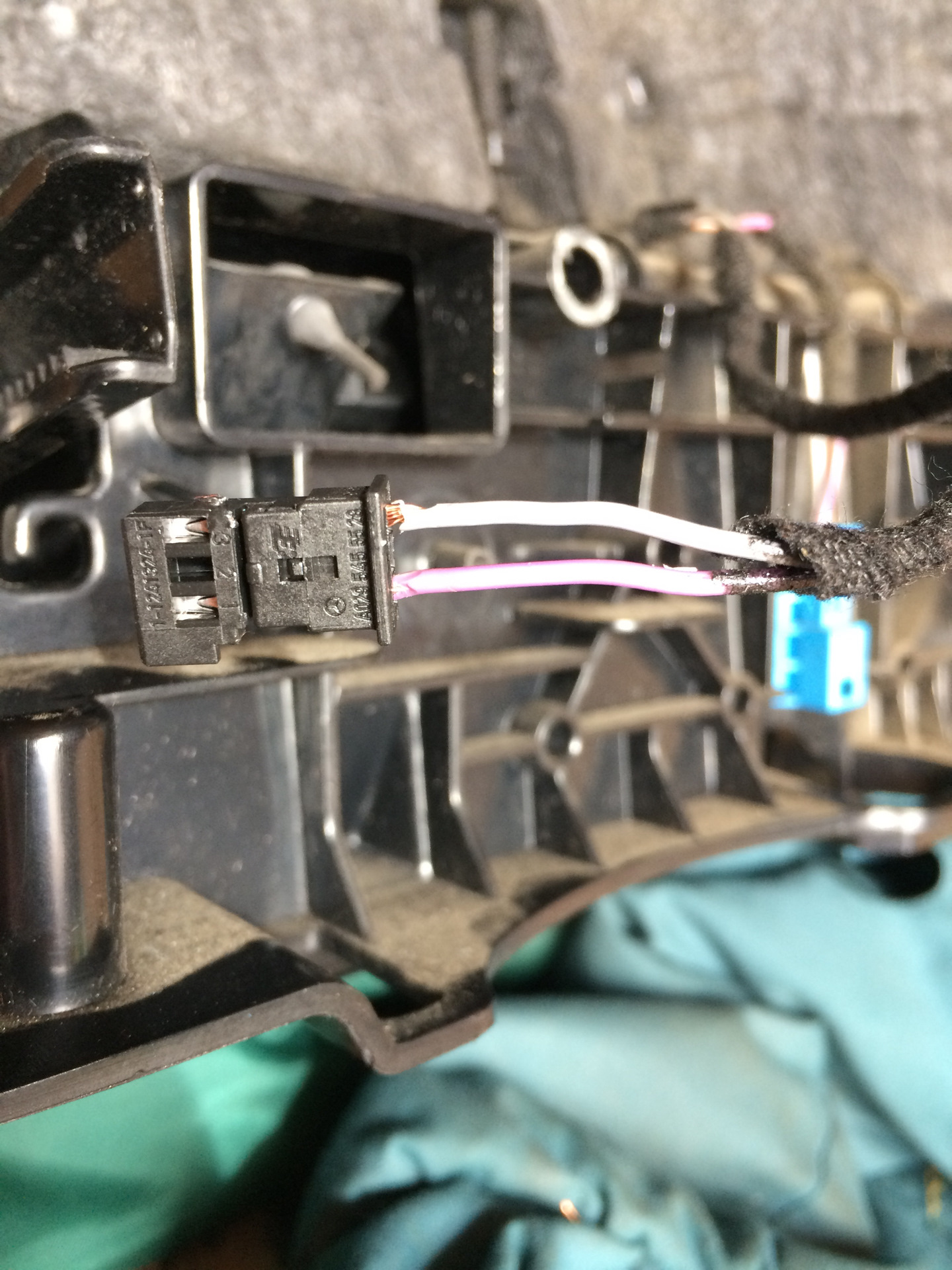 Ремонт подсветки вещевого ящика aka бардачка — Mercedes-Benz C-Class ...