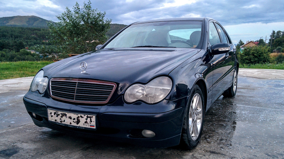 Замена ролика натяжителя ремня навесного оборудования — Mercedes-Benz C ...