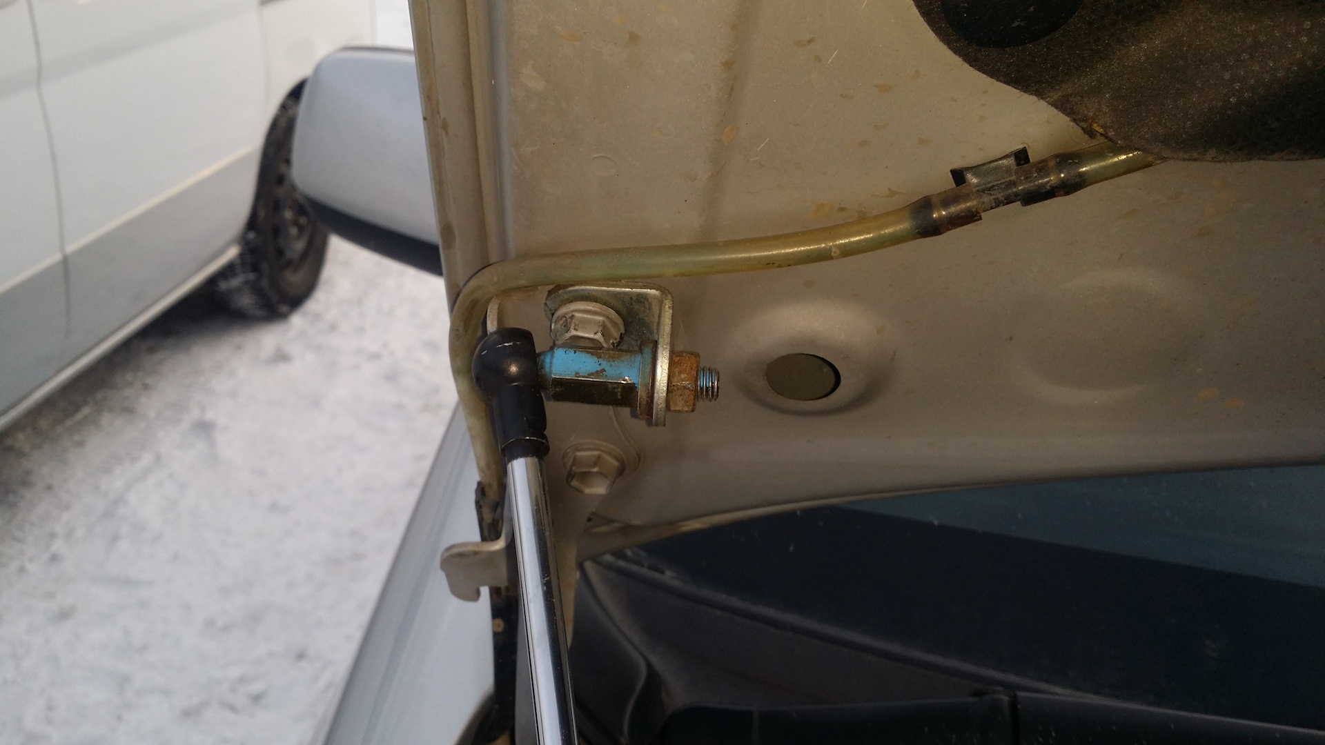 Газовая опора капота — Toyota Corolla Spacio (E121), 1,8 л, 2004 года ...