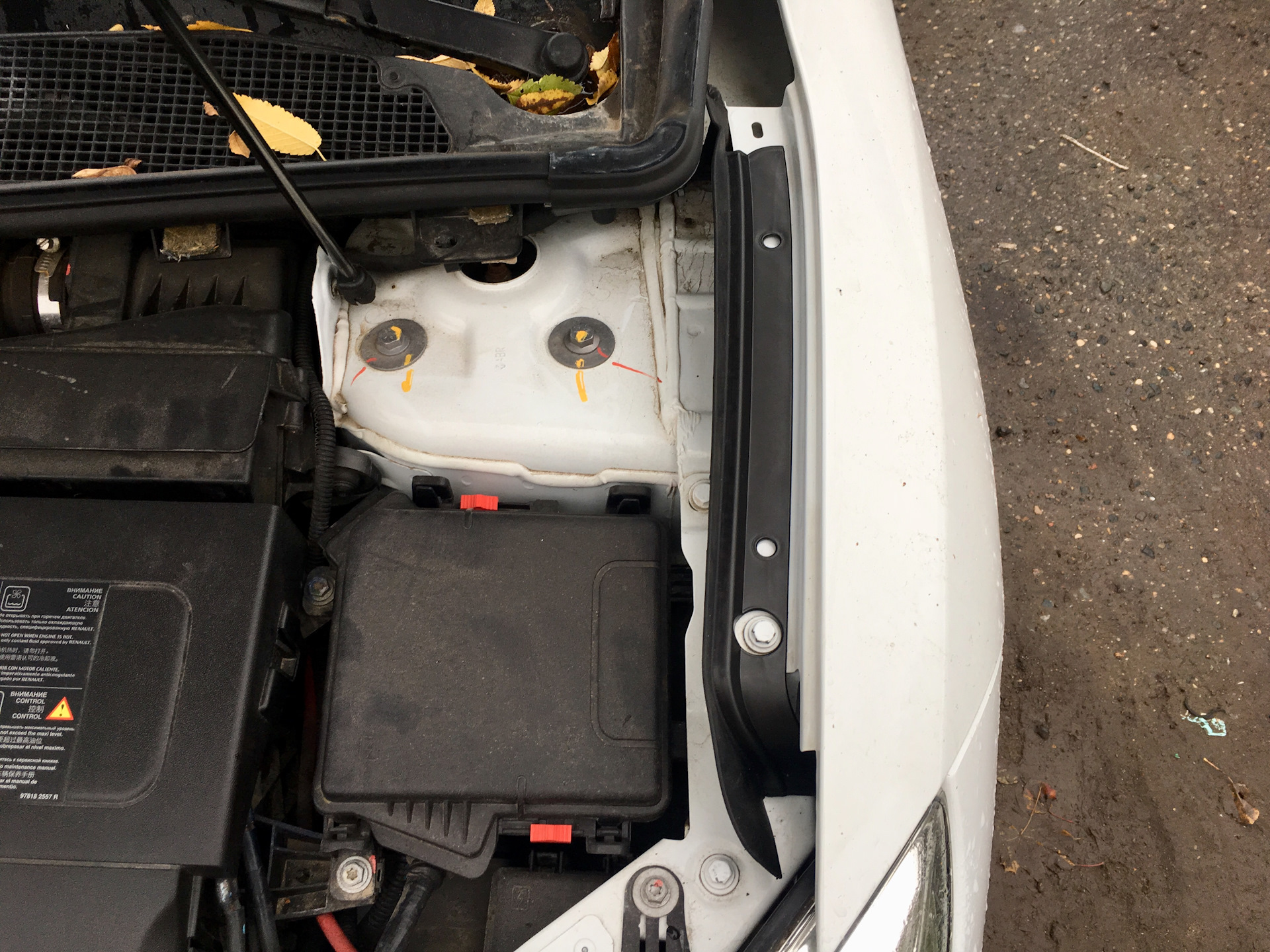 Установка бокового уплотнителя капота. — Renault Megane III, 1,6 л ...