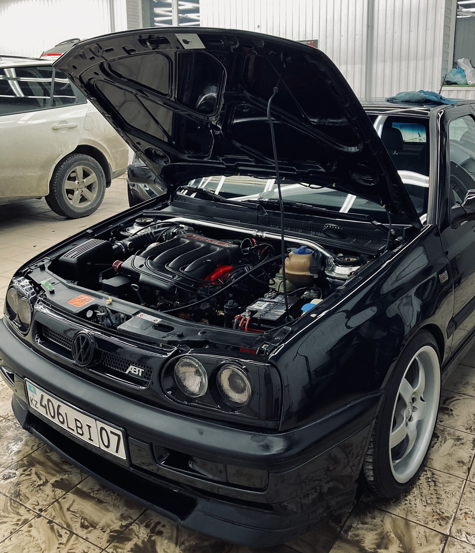 Детейлинг подкапотки — Volkswagen Golf GTI Mk3, 2 л, 1994 года | мойка ...