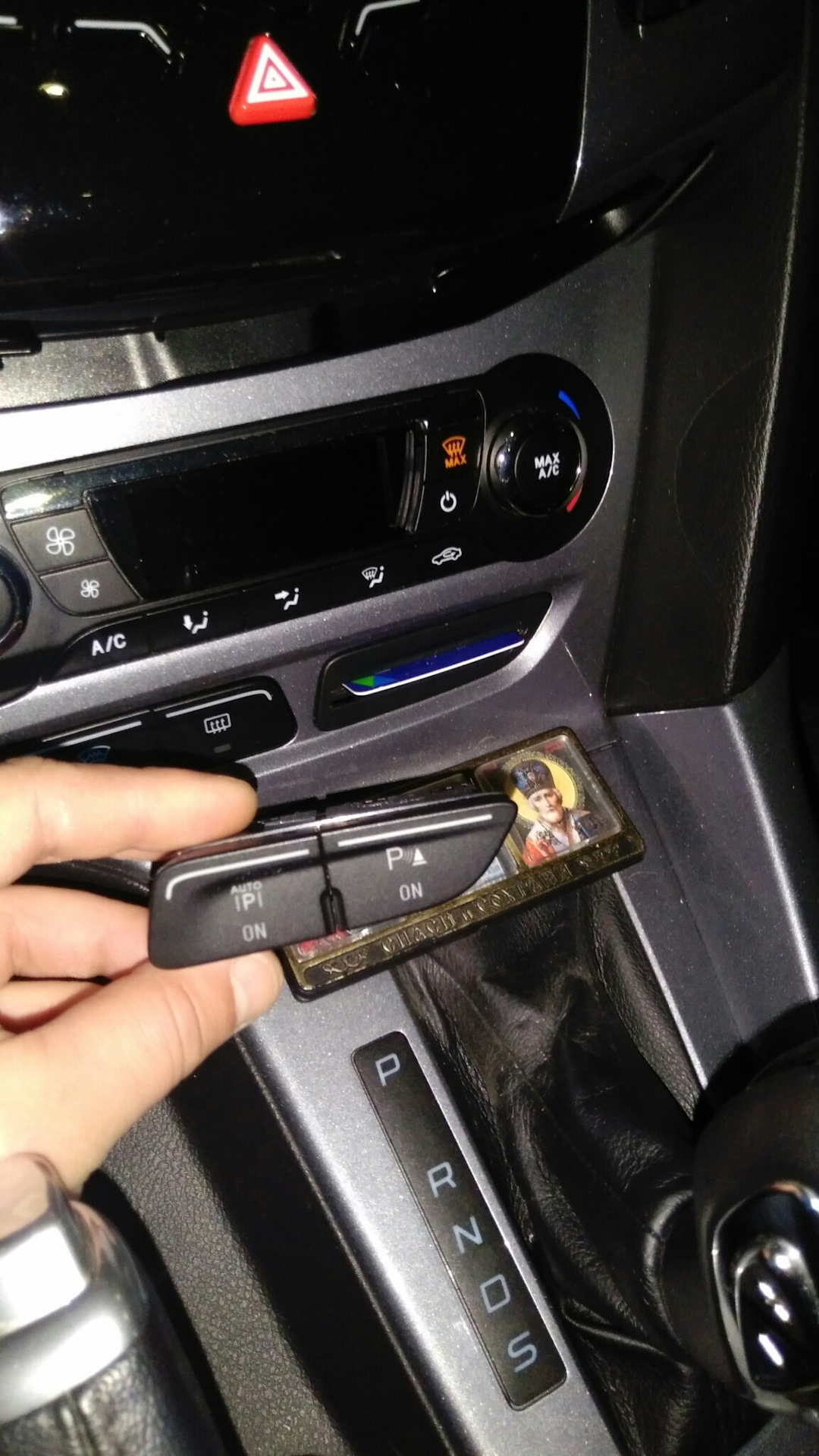 Кнопки парктроника для выкл ESP (АПС) — Ford Focus Wagon III, 2 л, 2012 ...