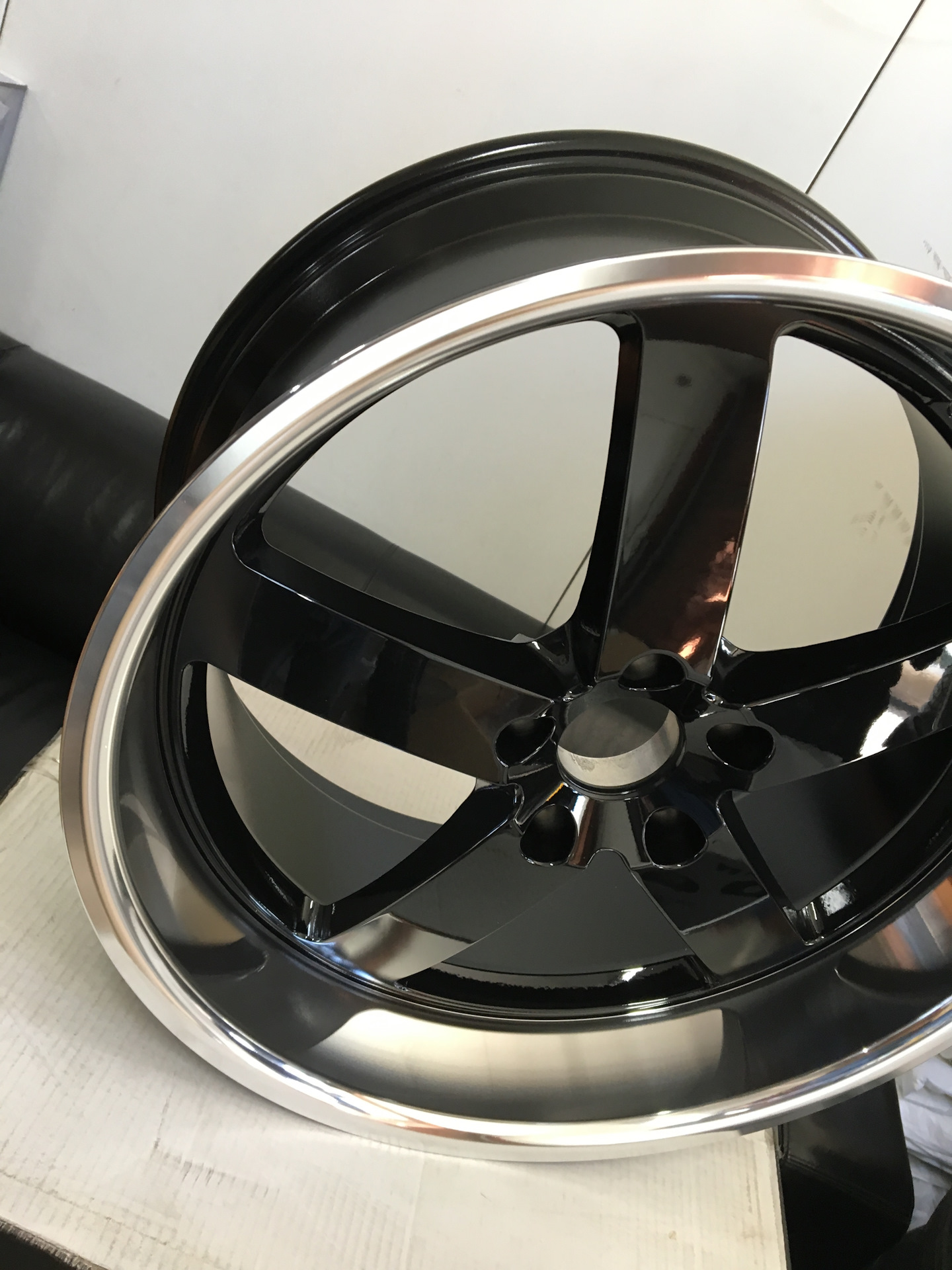 Комплект литых дисков Beyern Rapp в цвете Gloss Black Mirror Cut Lip на ...