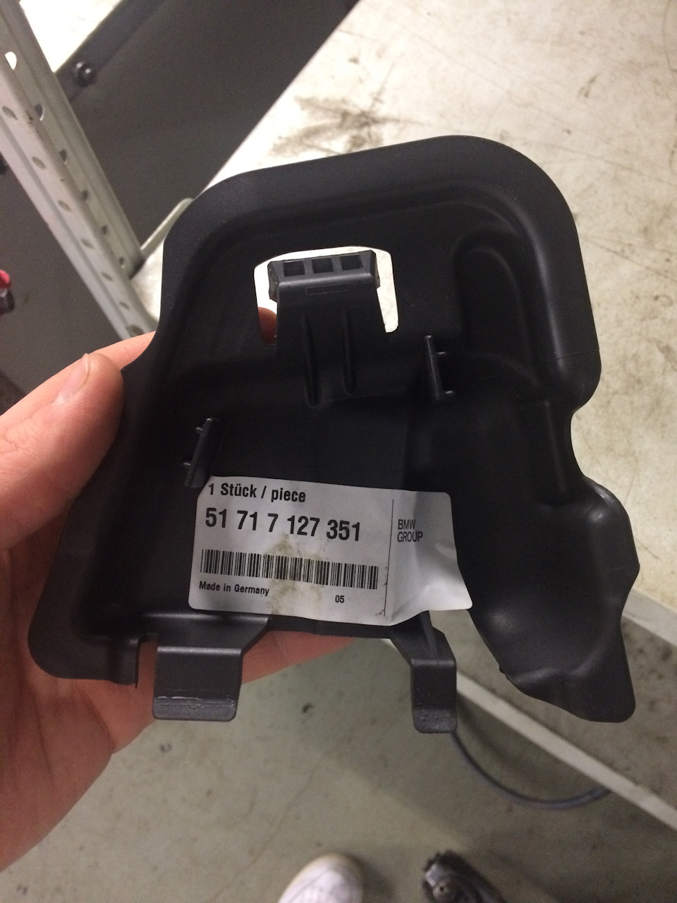 51717127351 Щиток прохода крепл. стойки амортиз. Л BMW | Запчасти на DRIVE2