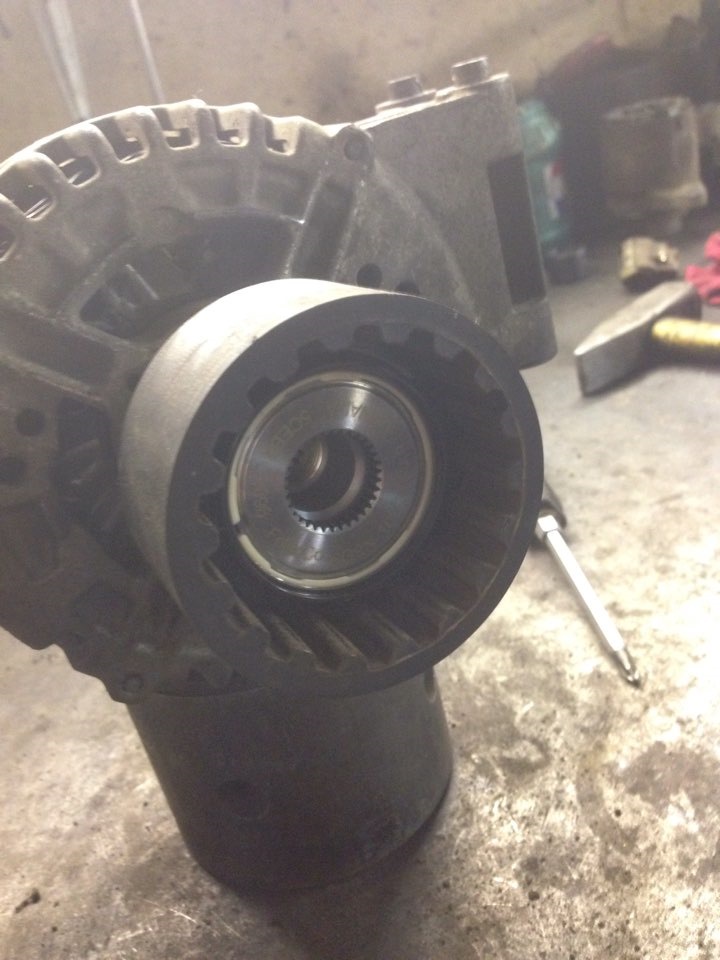 Обгонная муфта генератора — Land Rover Freelander 2, 3,2 л, 2008 года ...