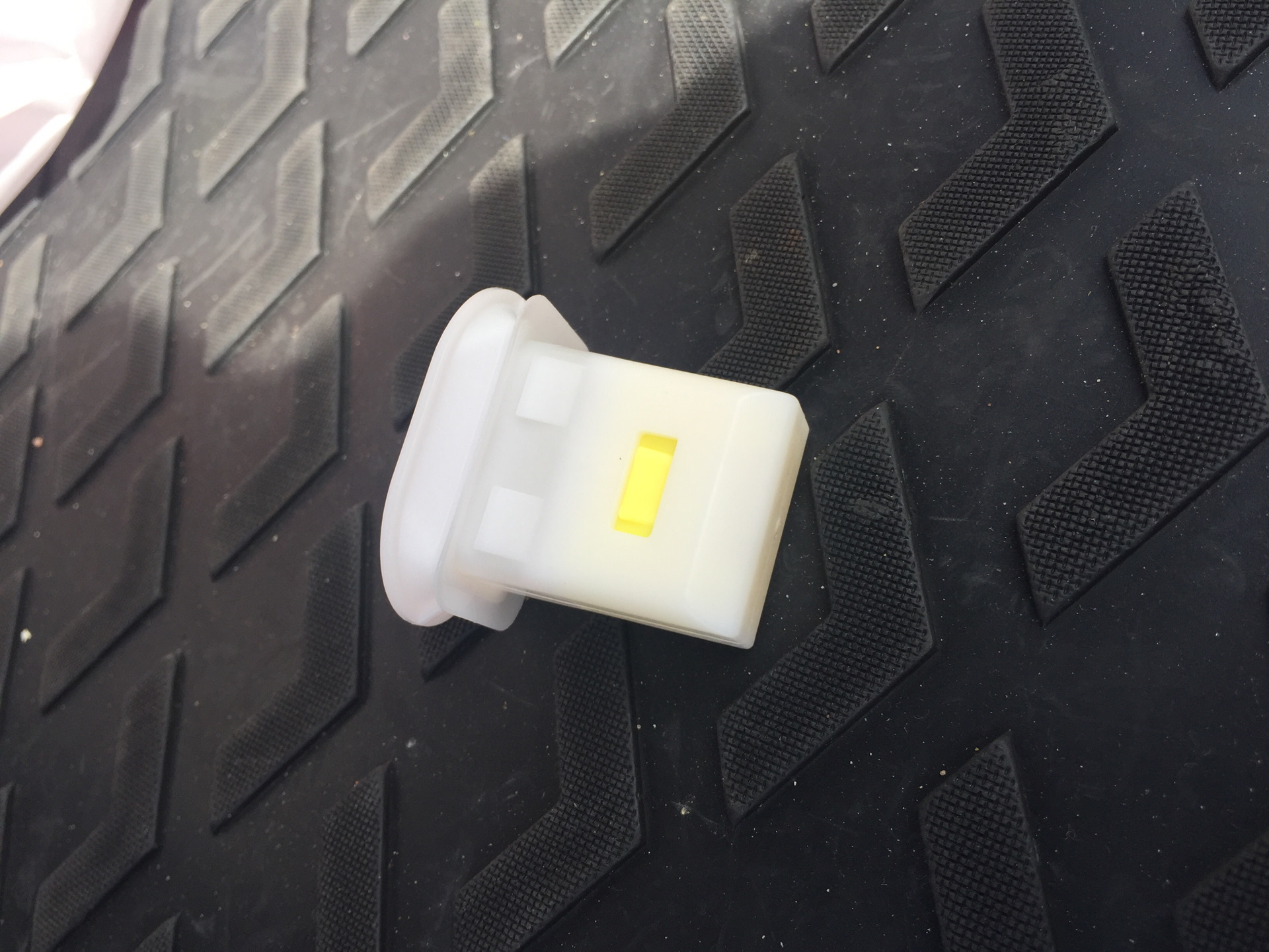 Стопор заднего сидения — Mitsubishi ASX, 1,8 л, 2013 года | запчасти ...