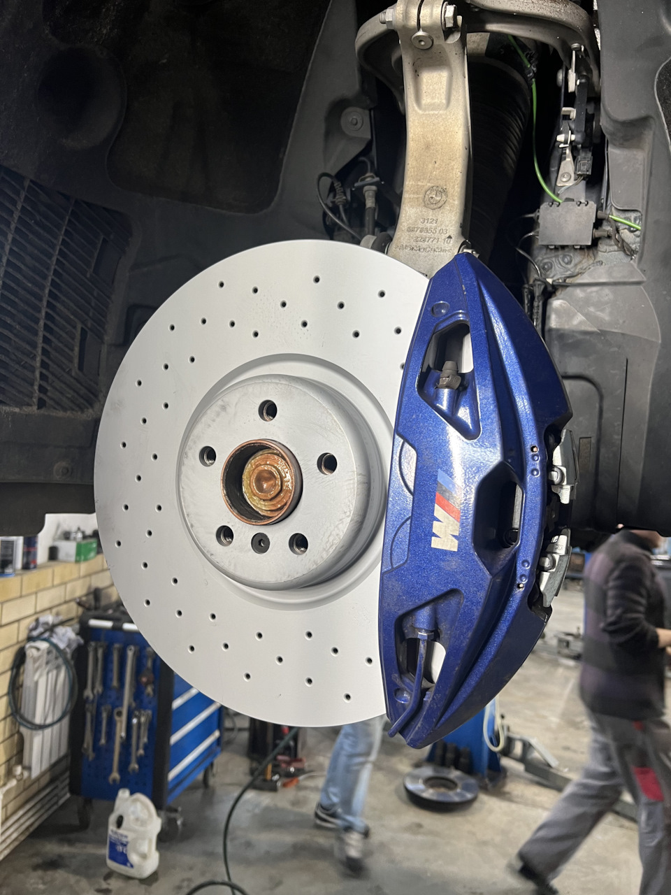 Замена передних тормозных дисков и колодок BMW X5 G05 — BMW X5 (G05), 3 ...