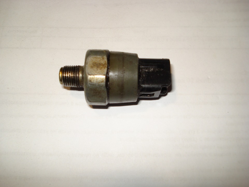 Замена датчика давления масла . — Toyota Opa, 1,8 л, 2003 года | своими ...