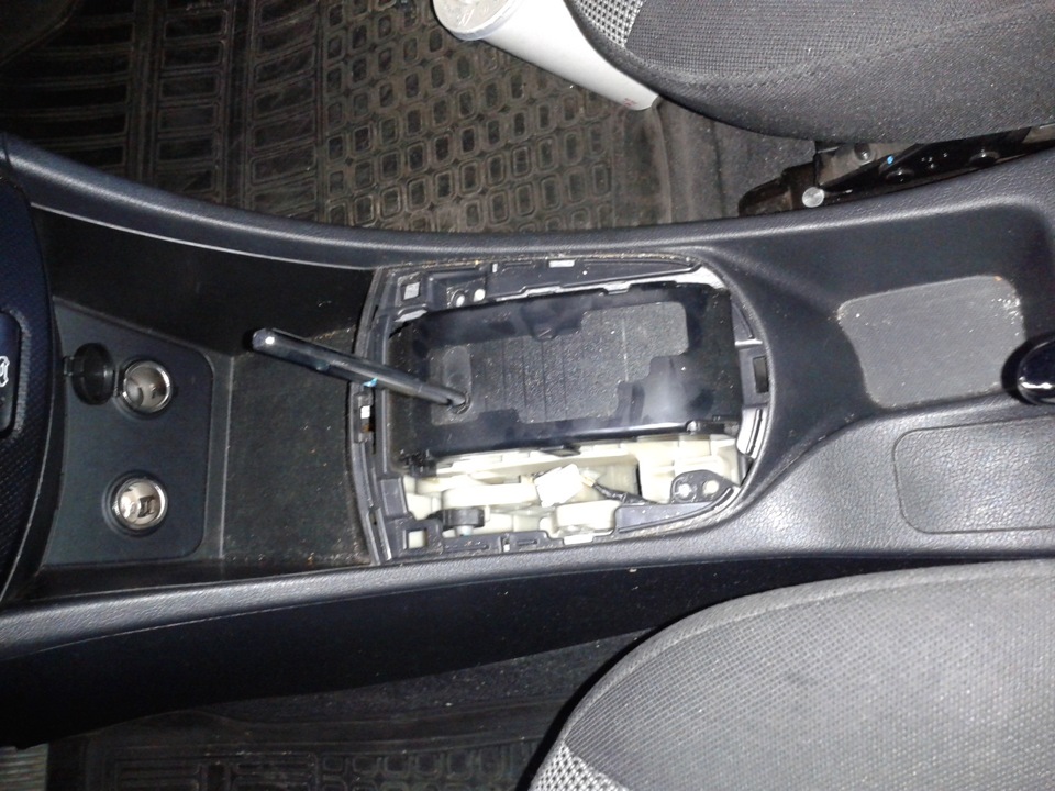 Оригинальный подлокотник. — Hyundai Solaris (1G), 1,6 л, 2011 года ...