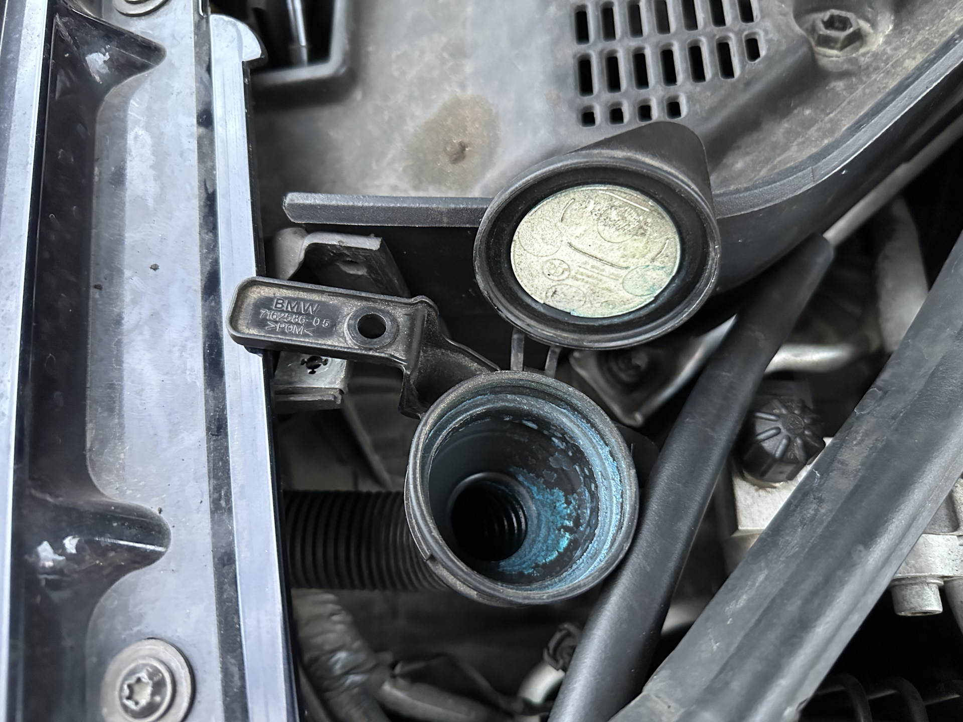 #39 Замена кронштейна горловины бачка омывателя — BMW X5 (E70), 3 л ...