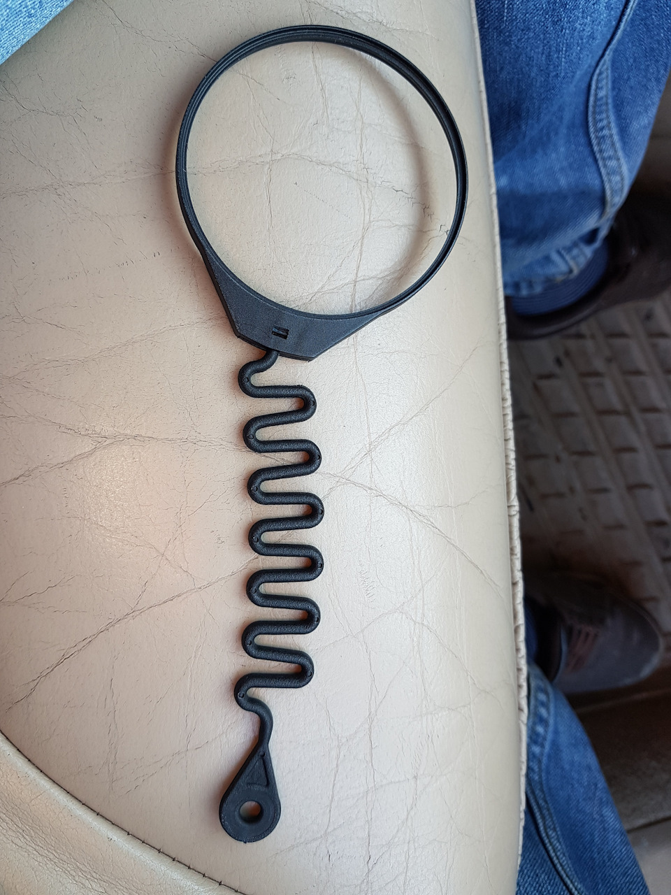 31336424 Кронштейн крышки бензобака Volvo | Запчасти на DRIVE2