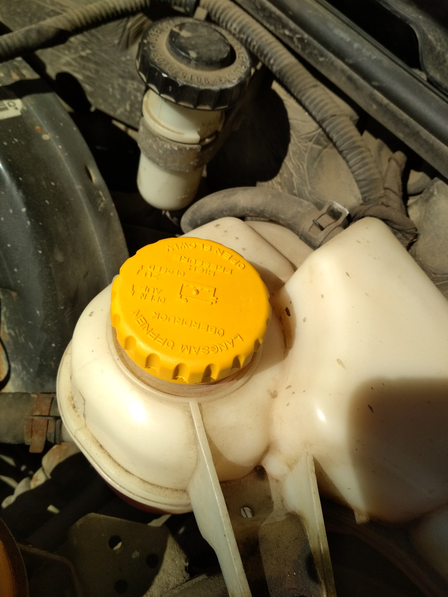 Замена крышки расширительного бачка — Daewoo Nexia, 1,5 л., 1994 года ...