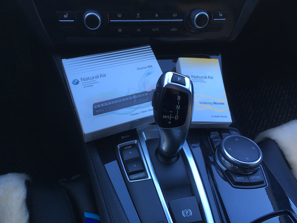 Ароматизатор BMW и "меховые" чехлы — BMW 5 series (F10), 2 л, 2013 года ...