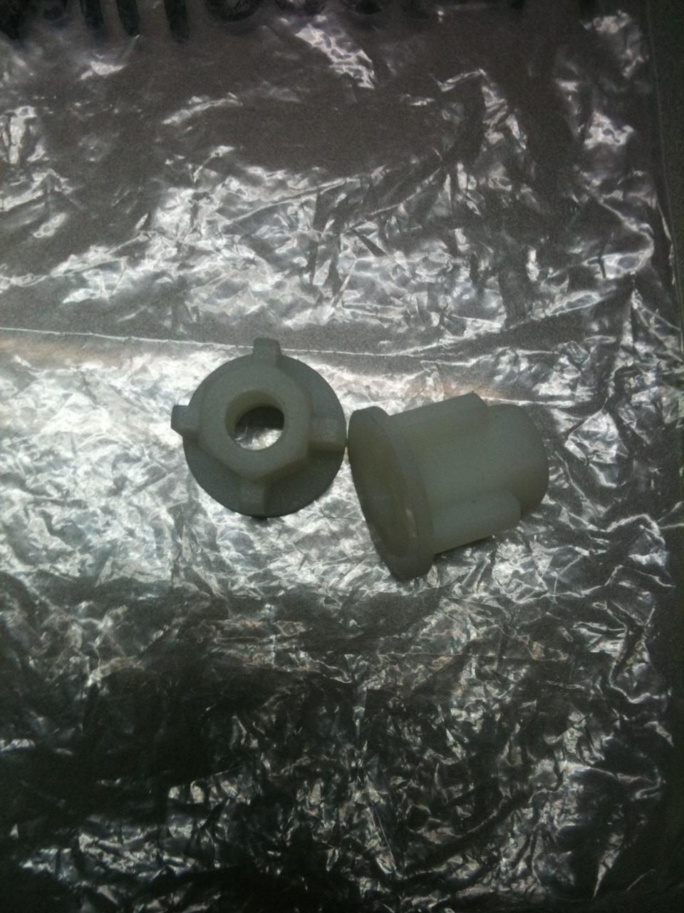 Гайки крепления головной оптики. — Skoda Octavia A5 Mk2, 1,4 л, 2011 ...