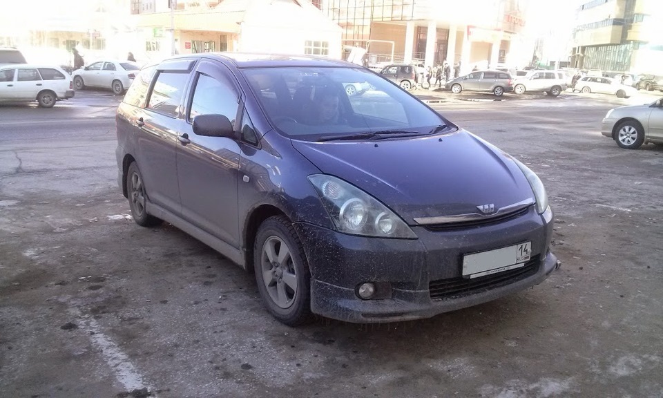 Вот такую купил вначале — Toyota Wish (AE10), 1,8 л, 2003 года ...