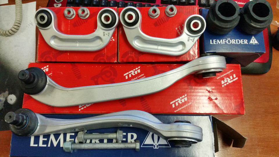 Замена передних верхних рычагов левых; Замена стоек и втулок ...