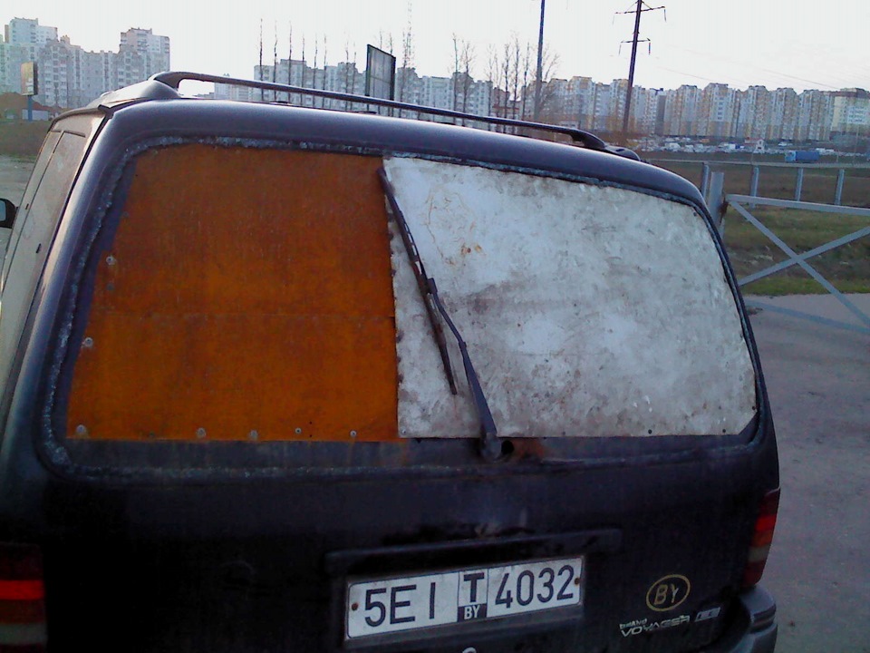 кирдык заднему стеклу — Chrysler Grand Voyager I, 3,3 л, 1992 года ...