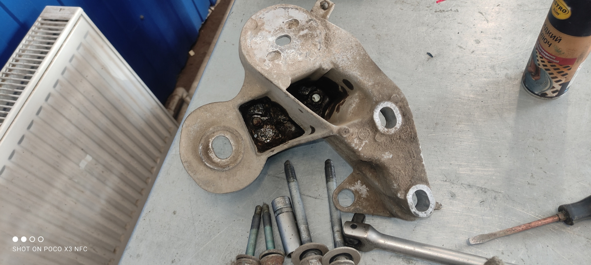 Замена передних опор двигателя — Audi A6 (C6), 3 л, 2005 года | своими ...