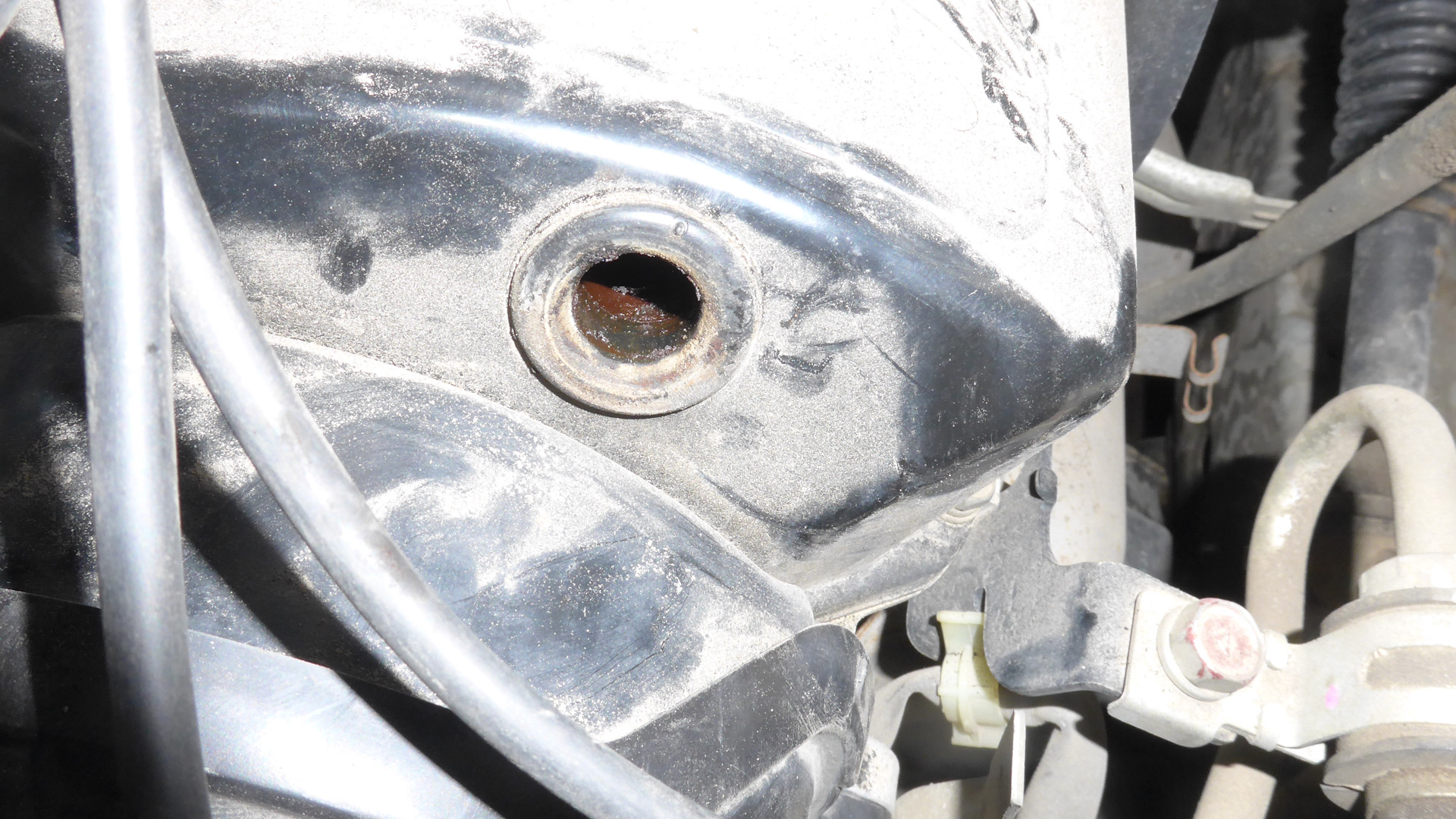 Чистка клапана вентиляции картерных газов — Mitsubishi Pajero (4G), 3 л ...