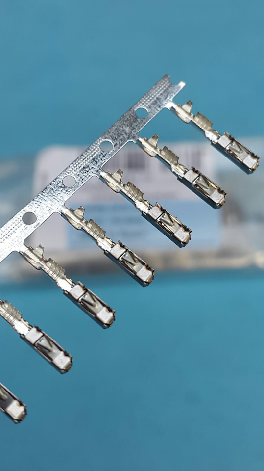 N90764701, 000979009, 61131383776 гнездовой контакт MQS 0,63мм на BMW 3 ...