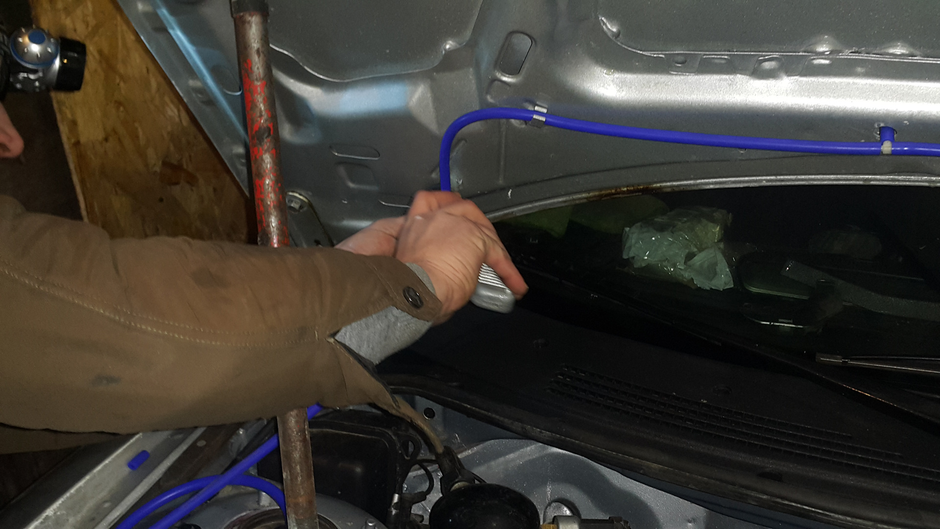 91. Установили форсунки и клапан обратки омывателя — Ford Probe II, 2,5 ...