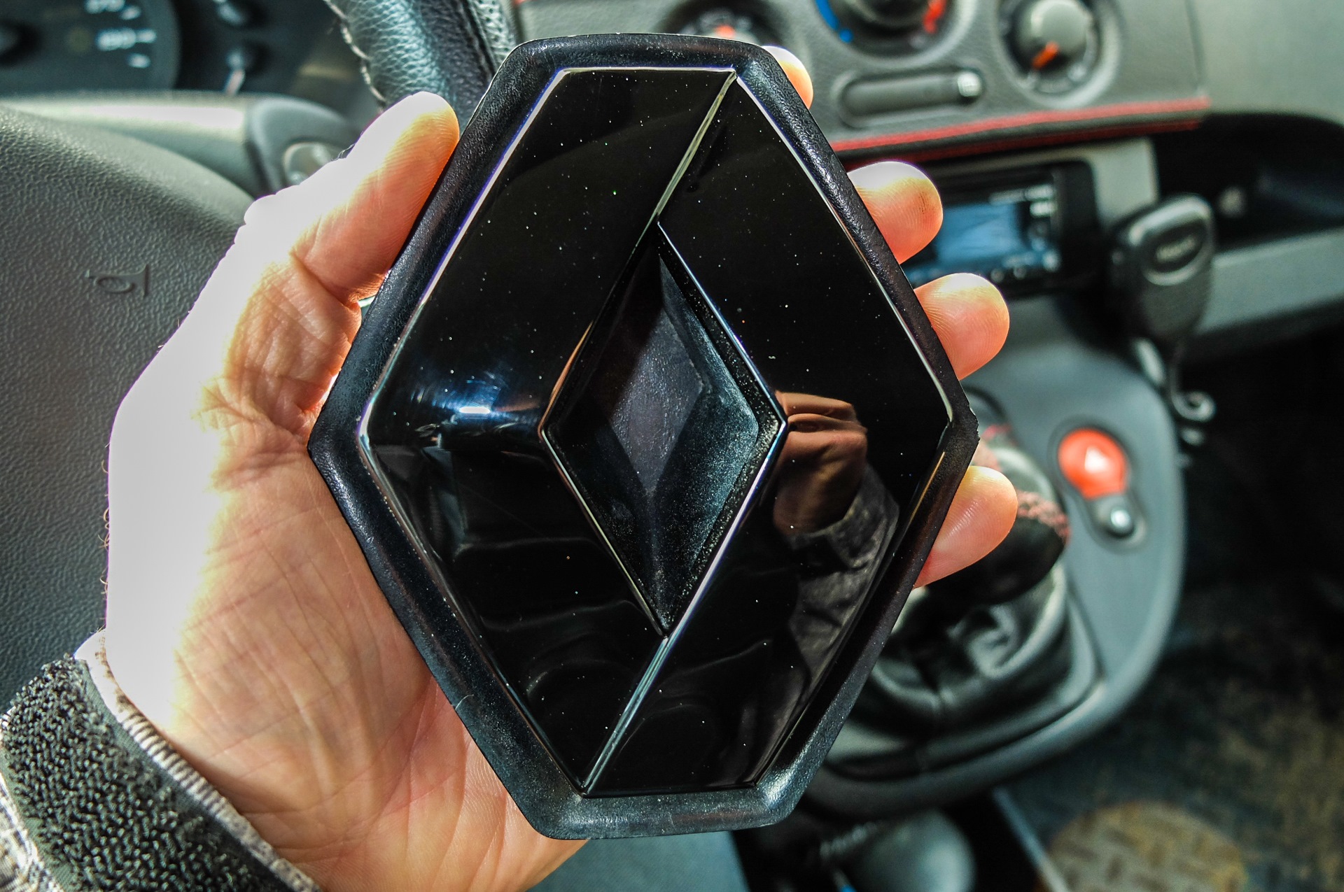 Замена решетки радиатора. Покраска в черный глянец логотипов — Renault ...