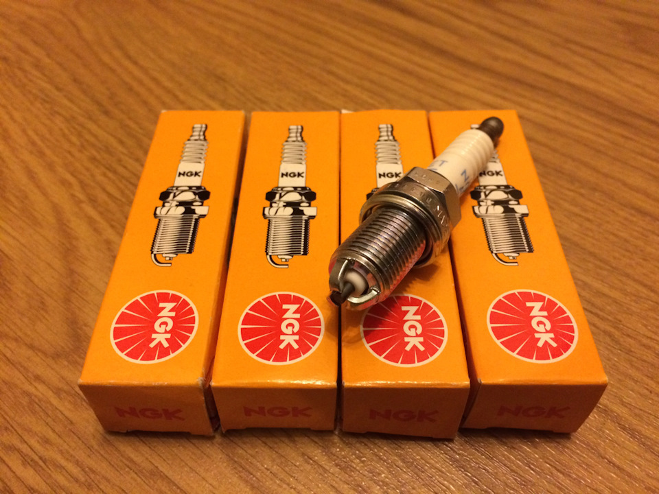 Замена свечей и высоковольтных проводов — Volkswagen Golf Mk5, 1,6 л ...