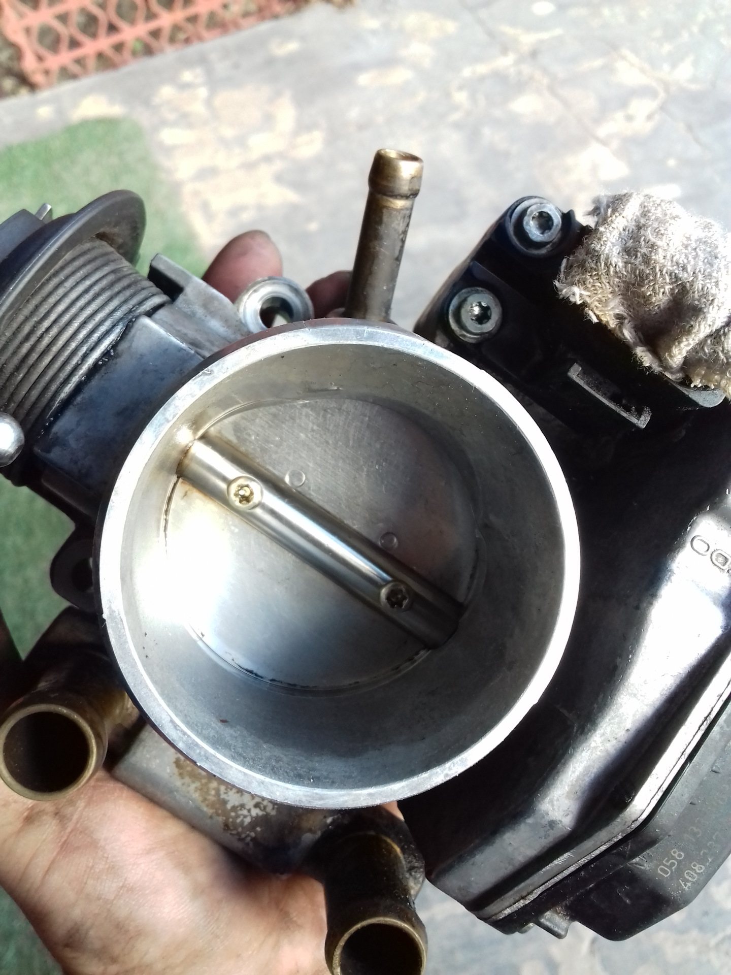 Чистка дросселя и коллектора + ДМРВ — Volkswagen Passat B5, 1,6 л, 2000 ...